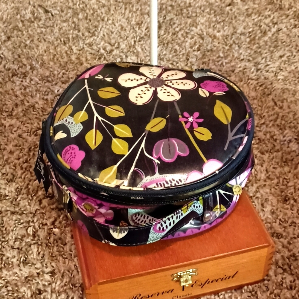 Rare Rare Vera Bradley Round Makeup Bag - Gem